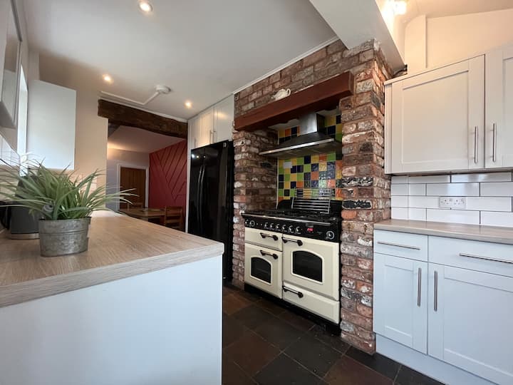 Spacious 5 Bedroom Contractor House In Chester - Chester