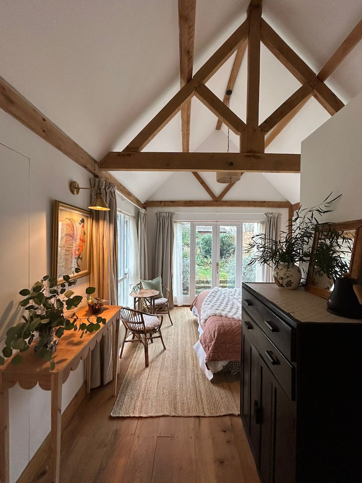 Quintessentially English Thatched Cottage Getaway - Bedfordshire