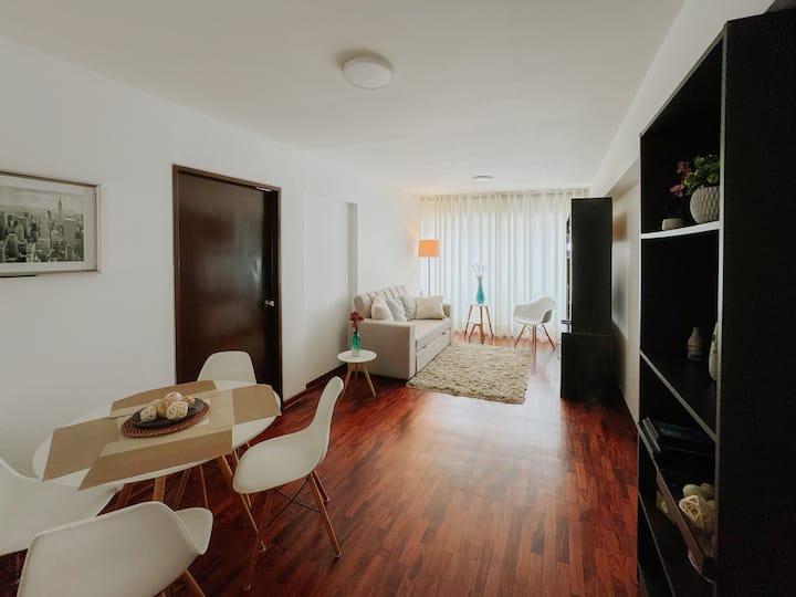 Luminoso Apto.  1bdr - Cochera  En Miraflores - Perú