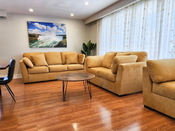 King Beds. 10 Min To Airport. 20 Min To Downtown. - Toronto, ON