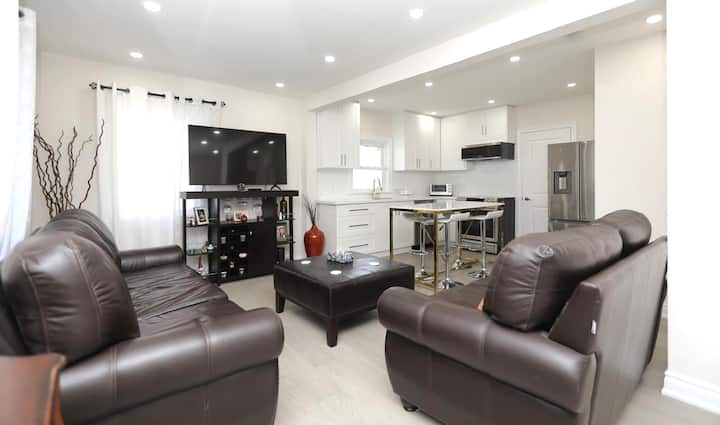 Beautiful 2-bedroom Home Prime Newmarket Location - Aurora