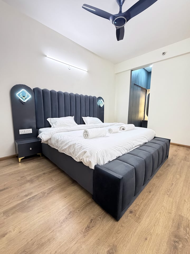 Executive Luxury 3bhk Retreat | Elegant & Spacious - Noida