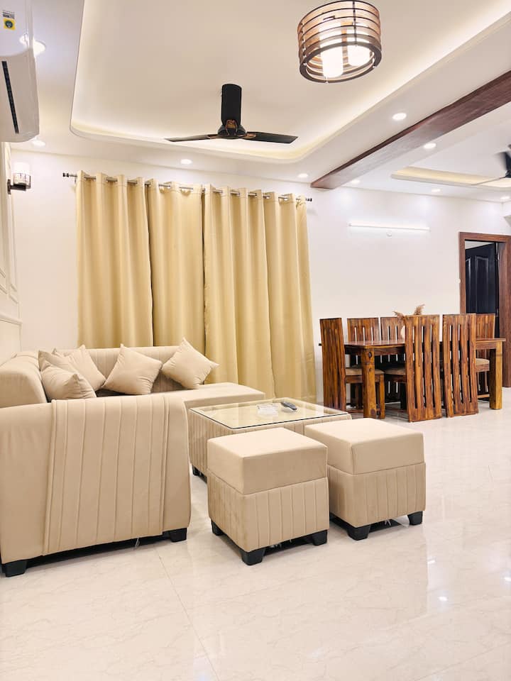 Executive Luxury 3bhk Retreat | Elegant & Spacious - Noida