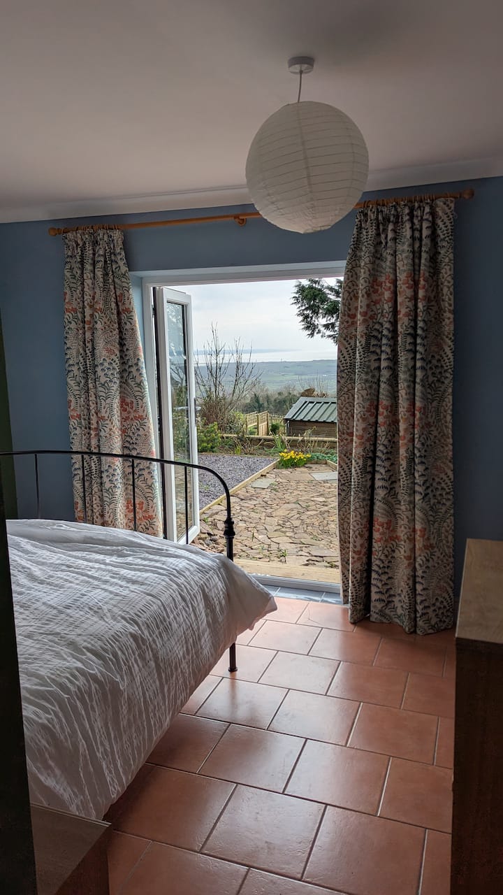 Ty Cwmwl Uchel
King Bed, Shower And Basic Kitchen. - Llansteffan