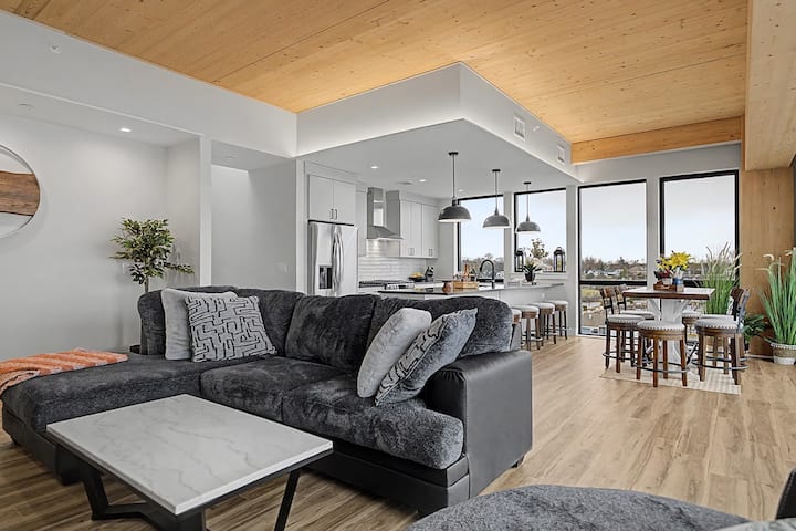 Lakefront Luxury 3br Condo | Top Floor | Brand New - Muskegon, MI