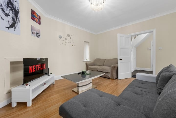 2 Br Home In Manchester - Bury