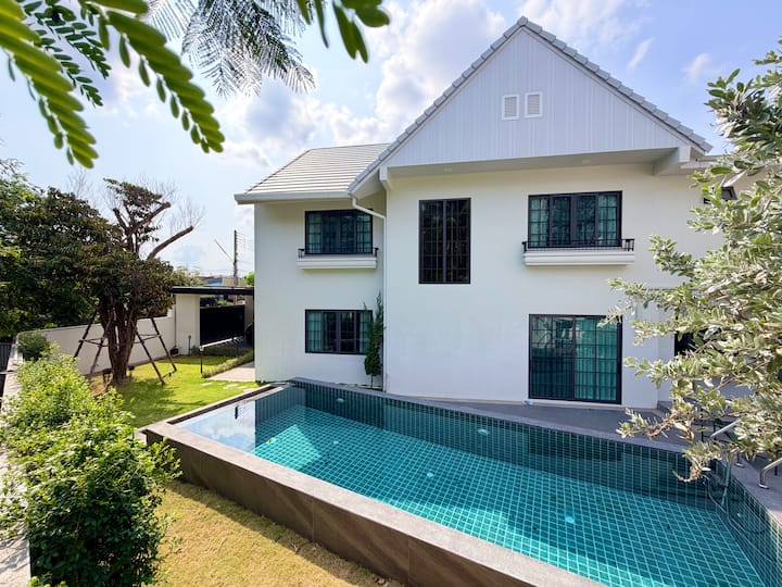 Entire Pool Villa  4 Br  #4 Km.old City - 치앙마이
