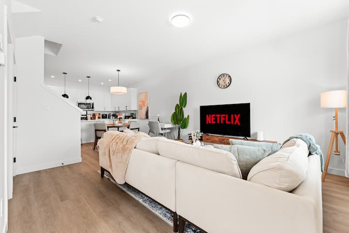 Cozy 3br In Edmonton. Private, Family & Work Ready - Canada