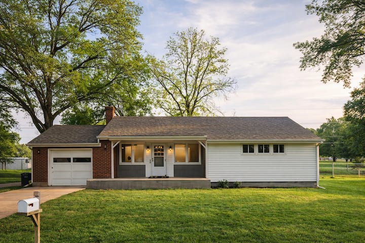 3 Br W/large Yard +Pets Welcome! Near Kansas City! - Hawthorn Park, Leavenworth