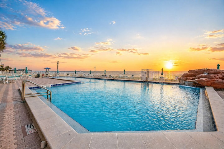 Resort Condo Steps To Beach + Heated Pool & Spa - Daytona Beach, FL