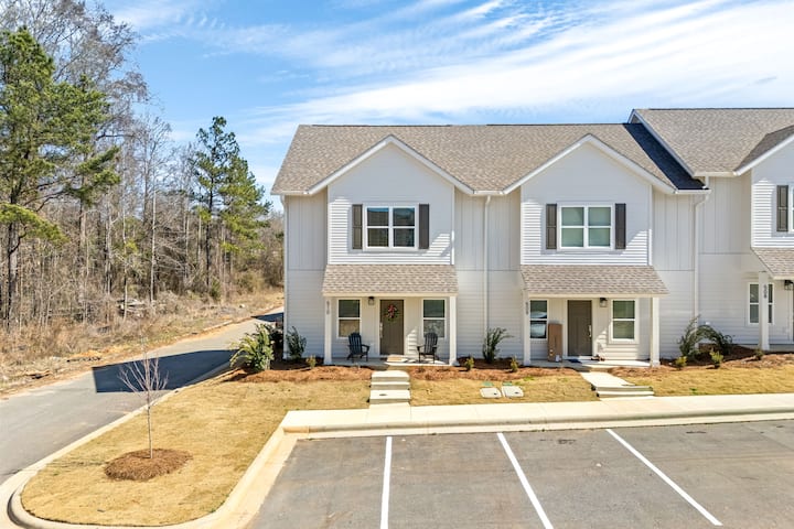 New Opelika Townhouse/sleeps 8 - Auburn, AL