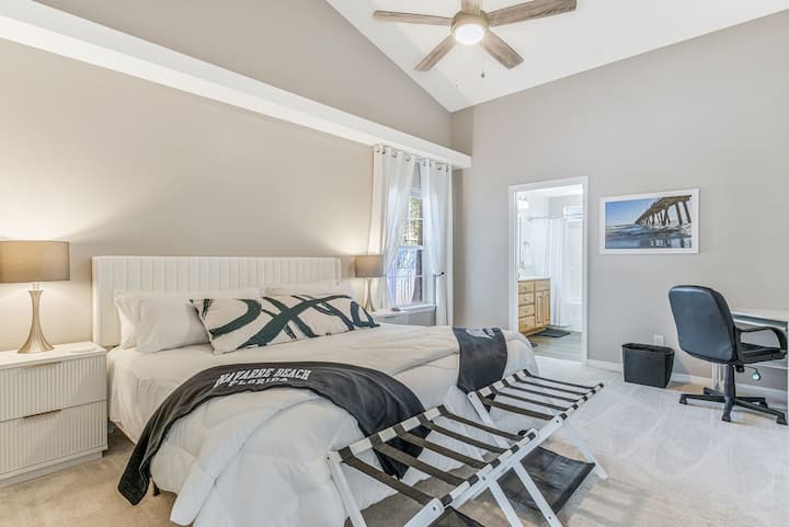 Captured Memories, Pool & Bayside Beach Access - Navarre, FL