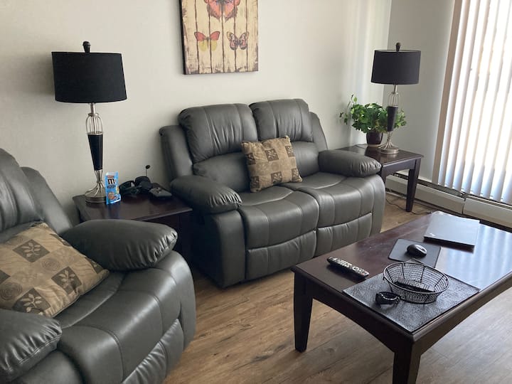 Top Floor | 1 Bedroom | Great Red Deer Location - Red Deer