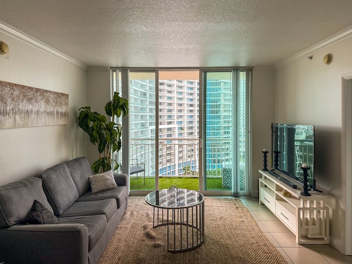 Bayfront 2br High-rise | Balcony Views + Pool - Miami, FL