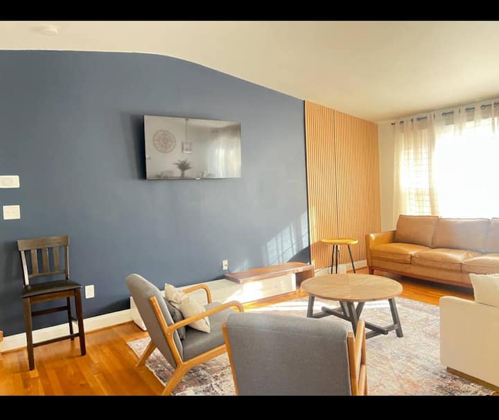 3 Bedrooms And A Modern Living Room - Kensington, MD