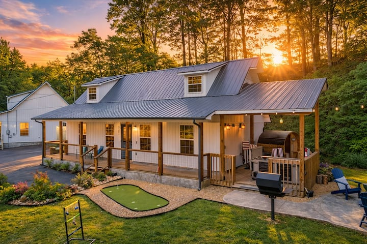 Firefly Valley | Hot Tub, Sauna & Outdoor Theater - Pigeon Forge, TN