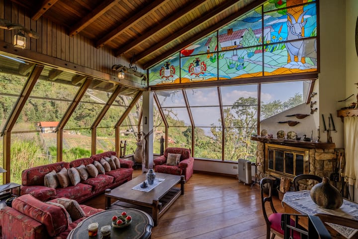 Herbe Haus: Refugio Tudor Entre Flores Y Montañas - Venezuela