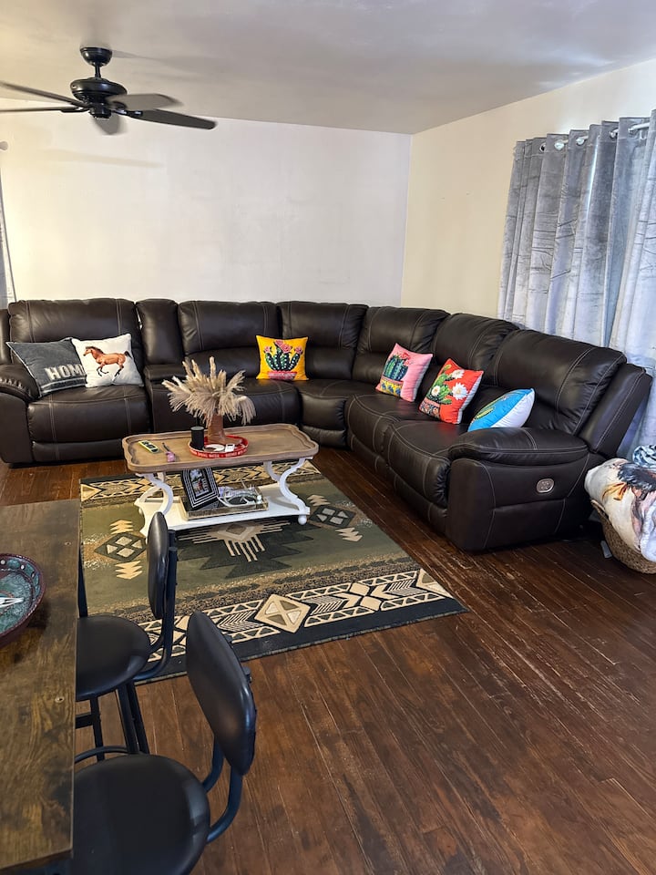 Cozy Farmhouse | Sleeps 4 | 15 Min To Laughlin Afb - Del Rio, TX