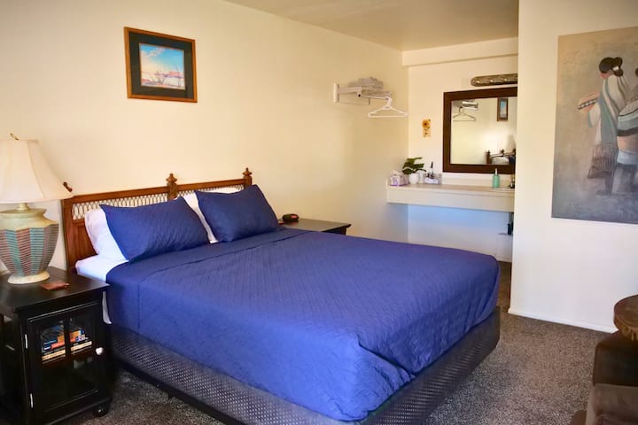 Spacious Queen Room With Netflix & Disney Included - Kanab