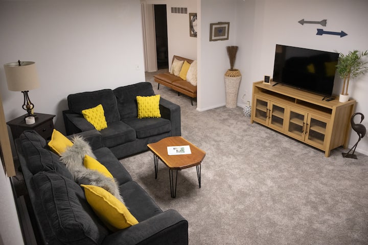 Decorah Hidden Haven • 3br • Sleeps 6+ •Fast Wi-fi - Decorah, IA