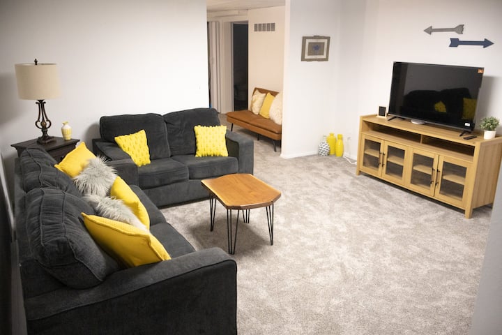 Newly Remodeled 3br | Sleeps 6+ | Fast Wi-fi - 데코라