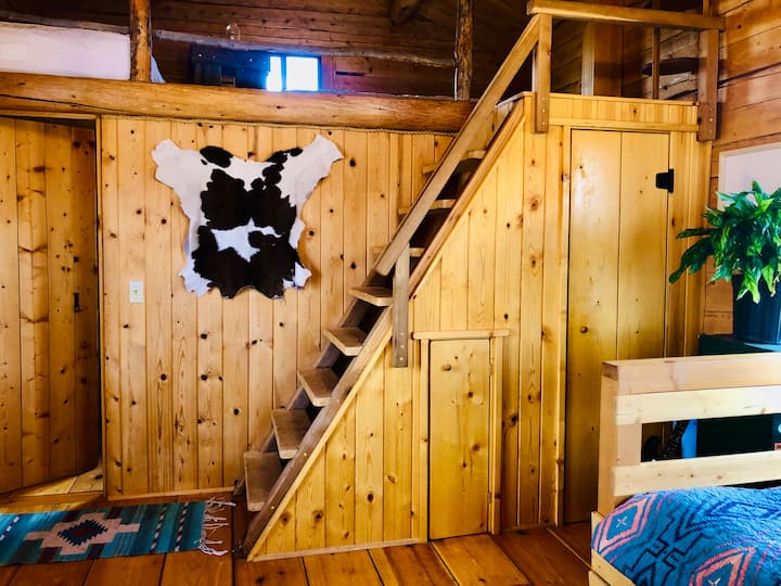 Cozy Loft Cabin - Lander, WY