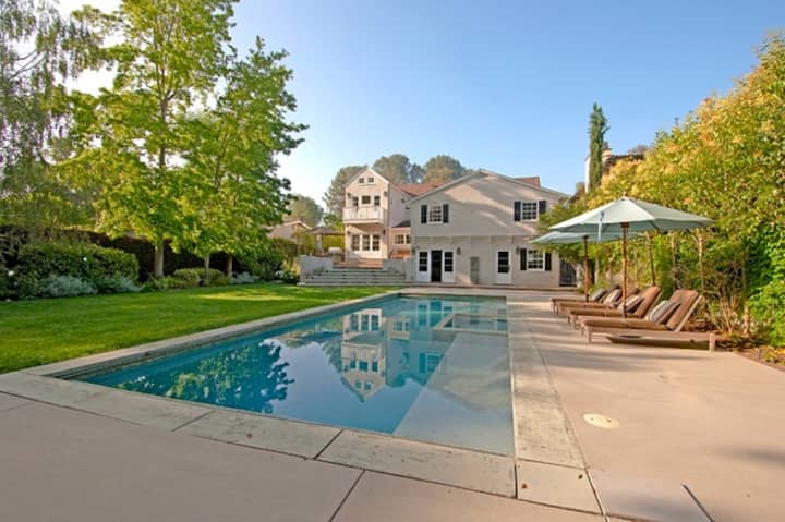 Gorgeous Gated Estate In Exclusive Neighborhood - Los Angeles, CA