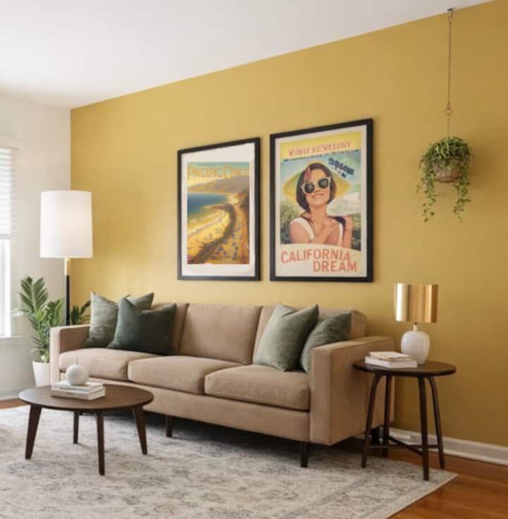 Retro Escape Walk To Beach King Bed & Turntable - Seal Beach, CA