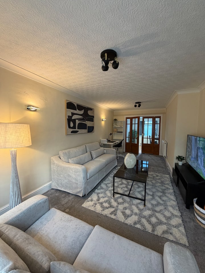 Cozy Brentwood Home: Perfect 3-bedroom Escape - Brentwood