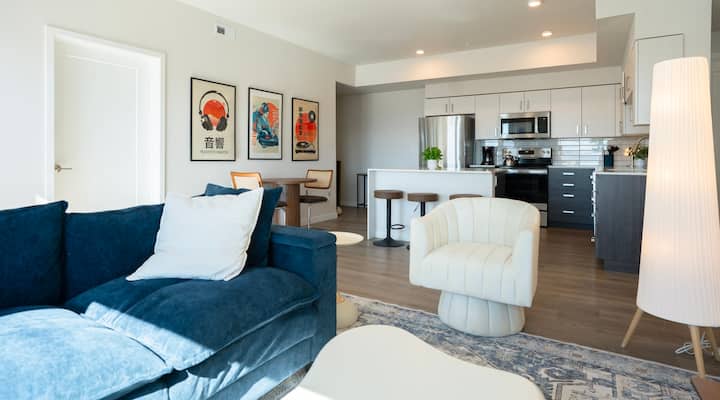 The Sunset | 24/7 Gym + Hot Tub | Balcony - Reno, NV