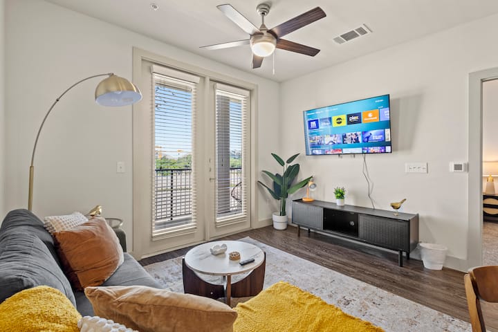 Sunlit Midtown Suite • Pool & Gym Bliss - Dallas, TX