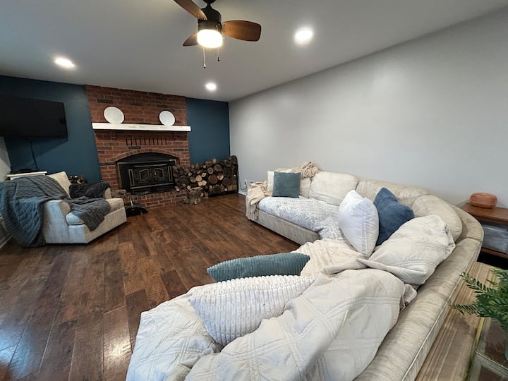 Suburban Escape: Sleeps 12 - Belton, MO