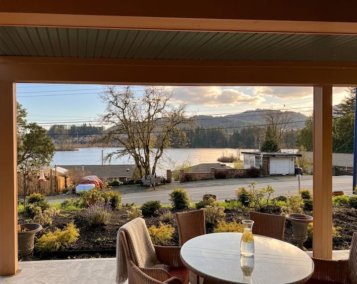 Bright & Modern Lake View Home - Langford