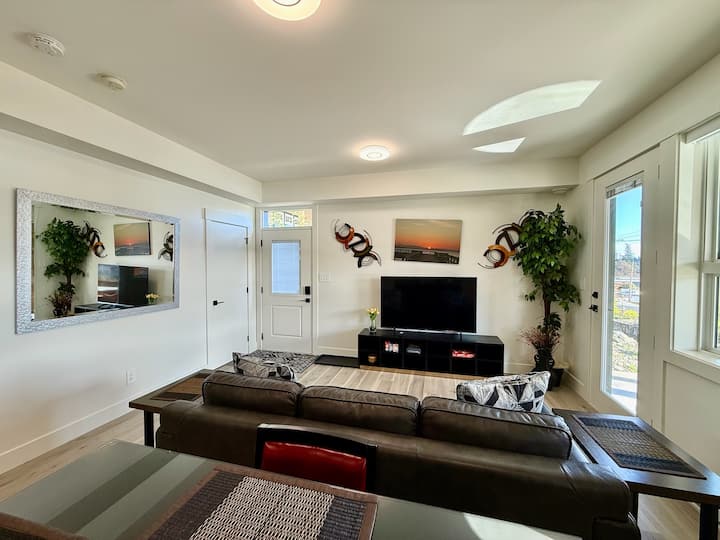 New Modern Home | Lake Views | Steps To The Water - Langford