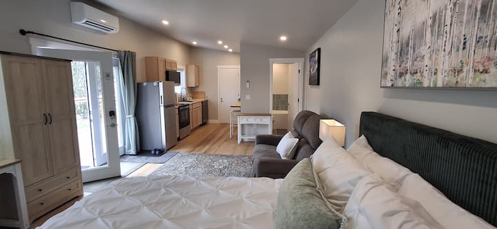 The Madrona Luxury Suite! - Olympia, WA