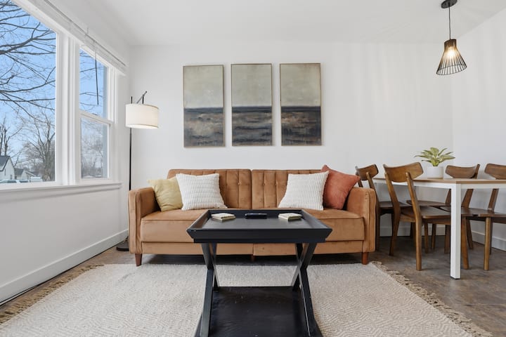 *New* 2br  Stylish Extended Stay | Near Dt | Quiet - 시더래피즈