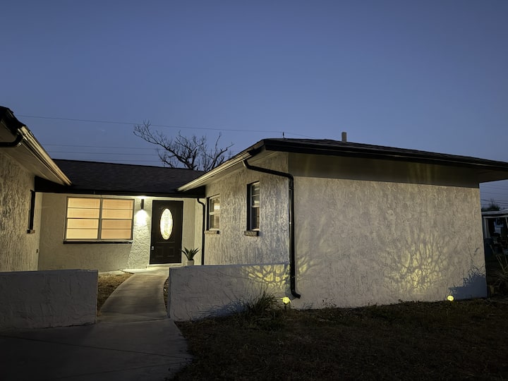 Spa Beach Retreat • Sleeps 10 • 8 Min To Beach - Englewood, FL