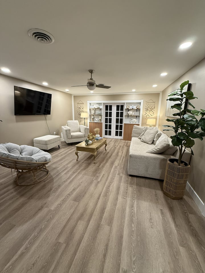 Spa Beach Retreat  8 Min To Beach  Sleeps 10 - Englewood, FL