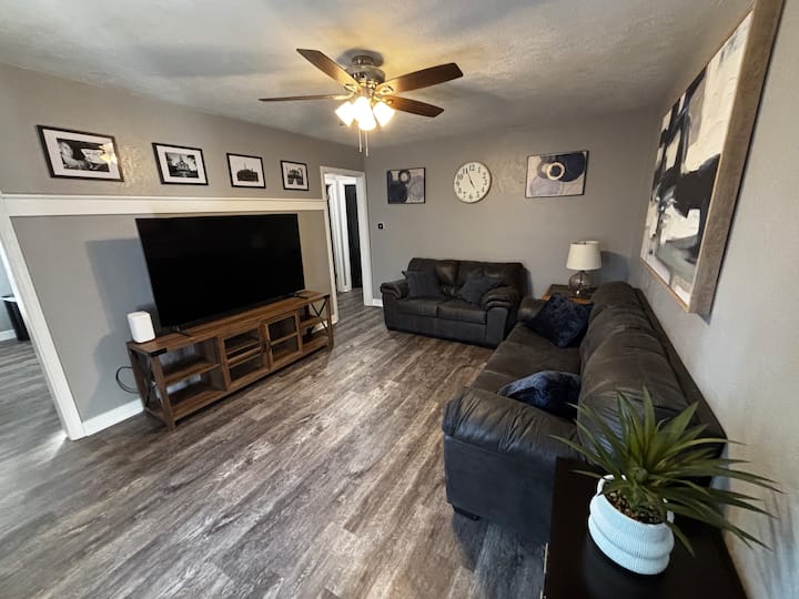 Pet Friendly, Beautifully Remodeled For Your Stay. - Independence, MO