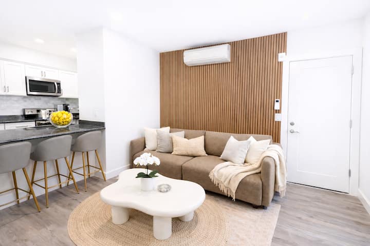 Yale Getaway | King Bed | Central Location - New Haven