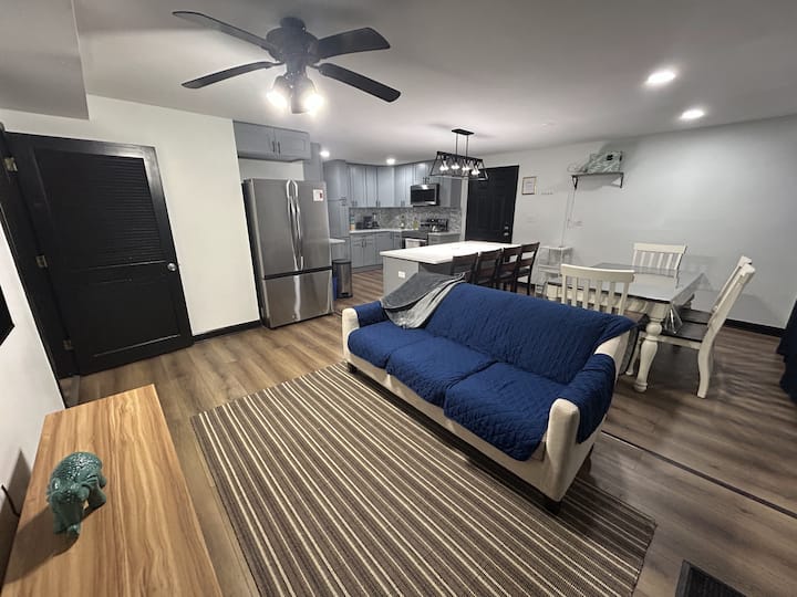 3br Sleeps 12, 9 Parking Spots, 20 Min To O’hare - Wheaton, IL