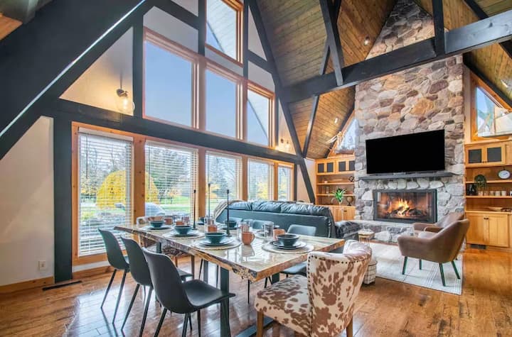 Riverhaven!
Glamorous A-frame On St Joe River! - Constantine, MI