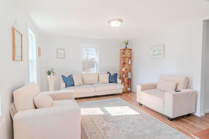 Modern 4bdr Near Historic Salem Center | Parking - Middleton, MA