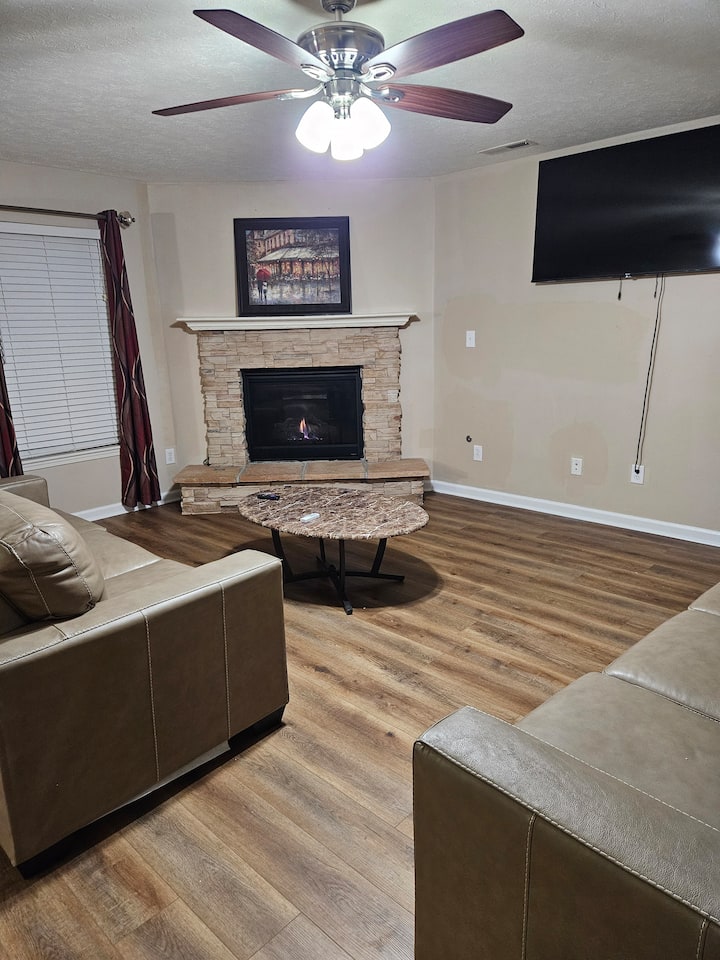 Spacious Hotub House Near The Airport. - Avon, IN