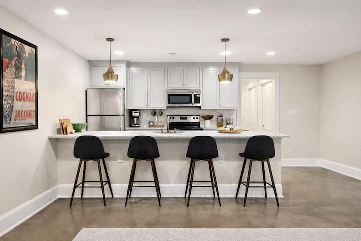 Chic Capitol Hill 2br | Parking Included - Washington, D.C.