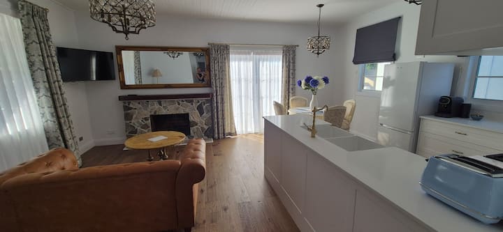 Elegant White Cottage - Nowra