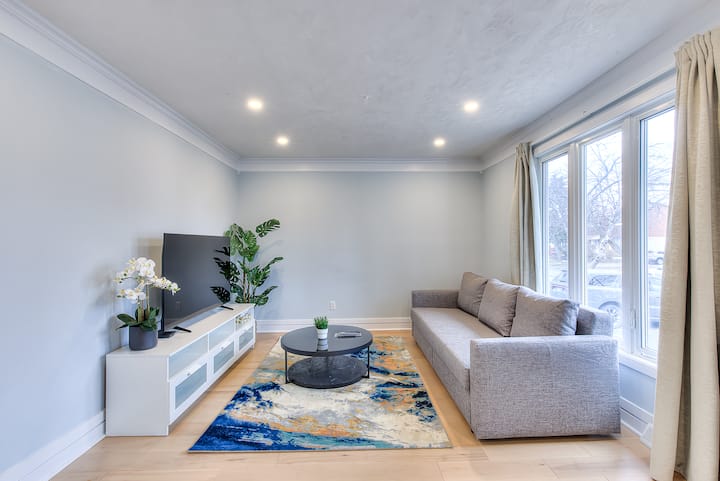 Brossard Cozy Family Stay - Brossard