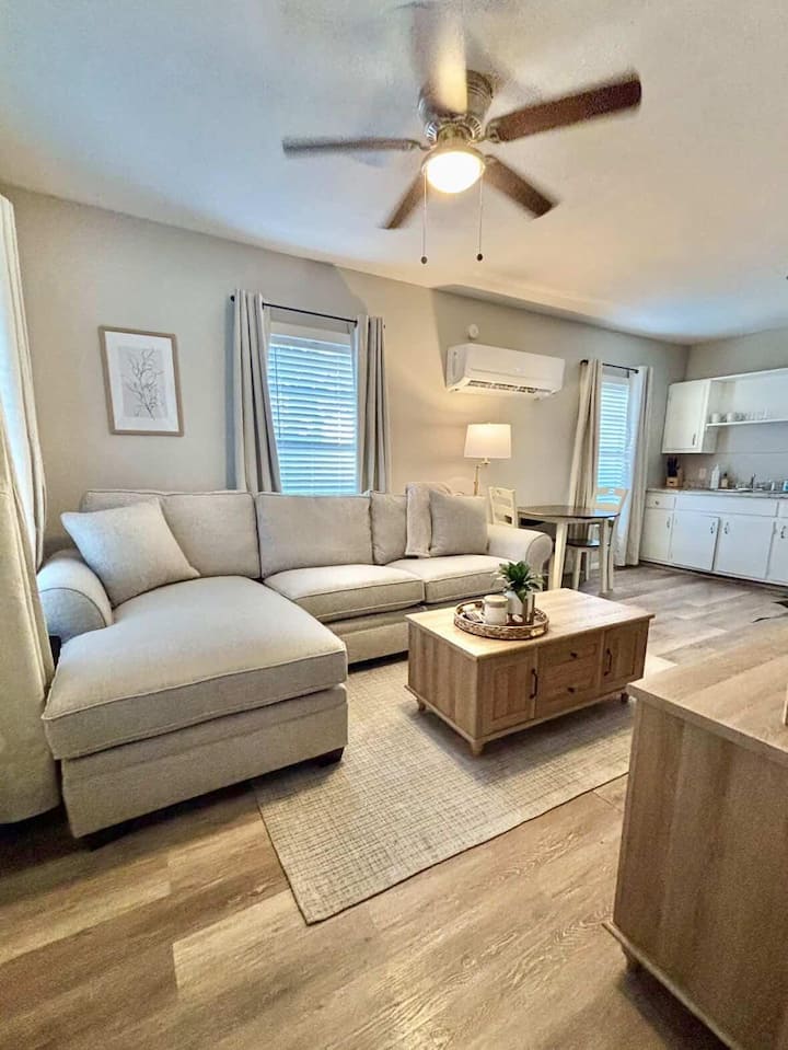 Cozy Modern Studio| Full Kitchen| Queen Bed| New - Abilene, TX