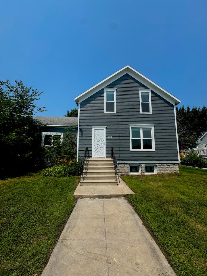 The Alpena Bunkhouse | 5br | Sleeps 14 | Smart Tvs - Alpena, MI