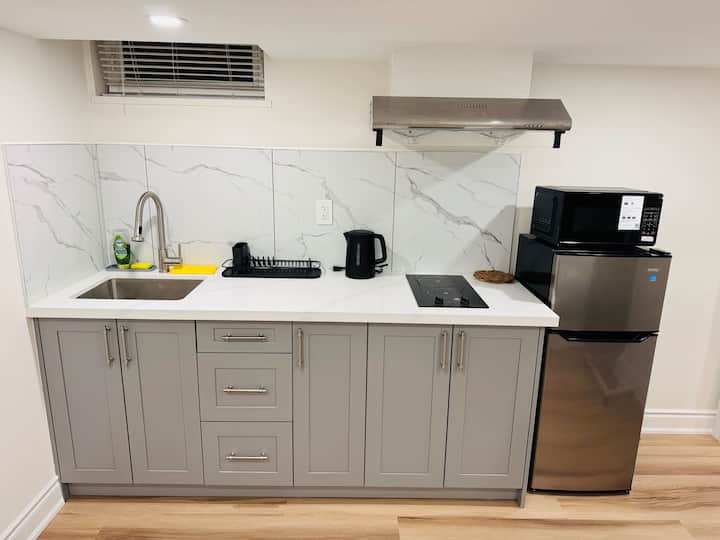 Modern Basement Unit With Single Bed-near Transit - Toronto, ON